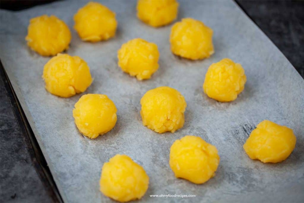 Custard Bun or Nai Wong Bao (奶皇包) - Oh My Food Recipes