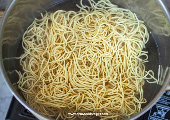 Chicken Yi Mein Noodles (雞肉伊麵) - Oh My Food Recipes
