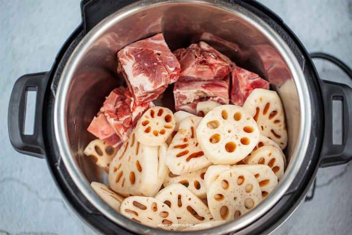 Lotus Root Pork Soup (蓮藕豬骨湯) - Oh My Food Recipes